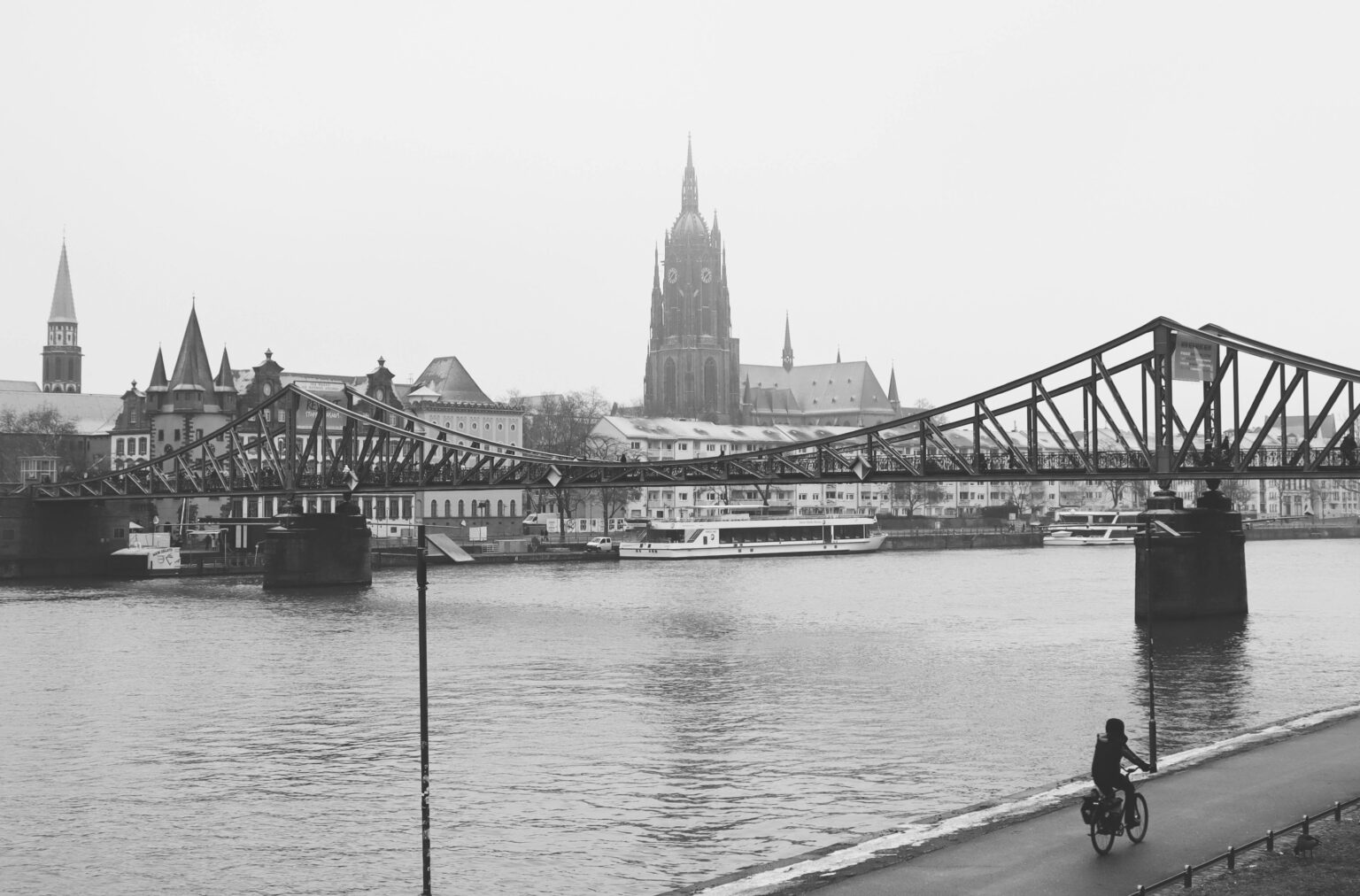 How to Style Gray Wallpaper in an Interior: What to Pair It With